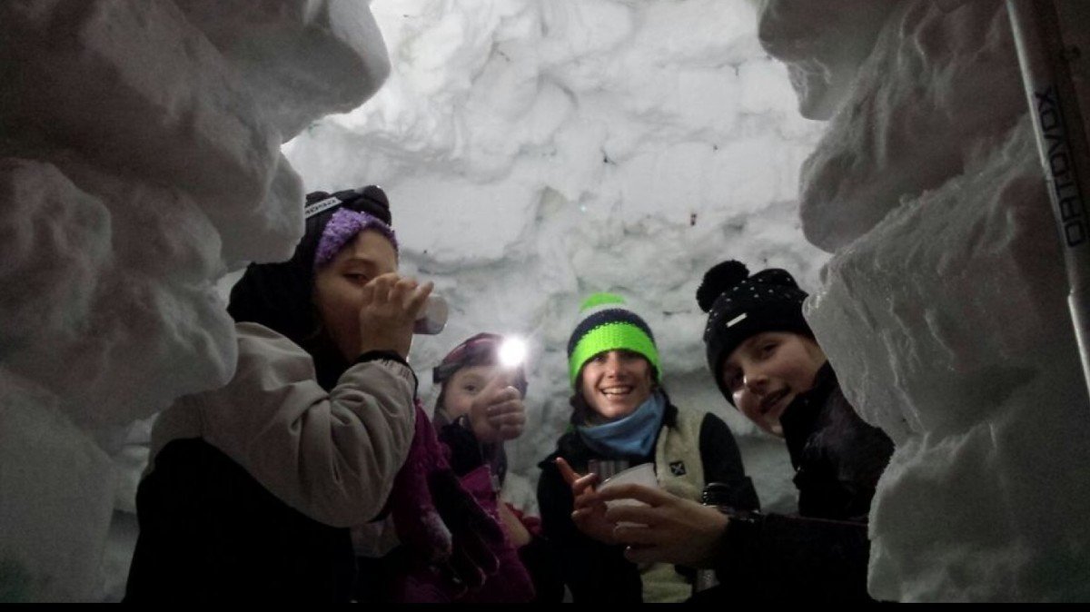 Igloo building experience for children, Meribel - Centre