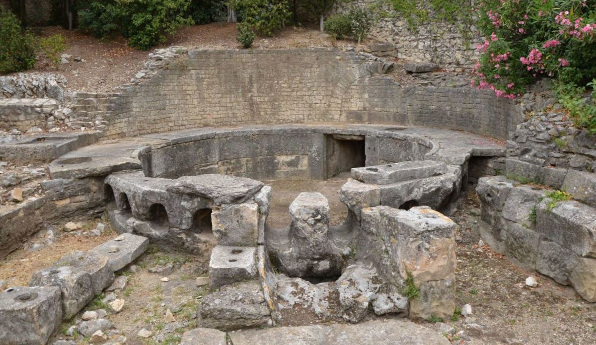 Le Castellum Aquae, Nimes | SeeProvence.com