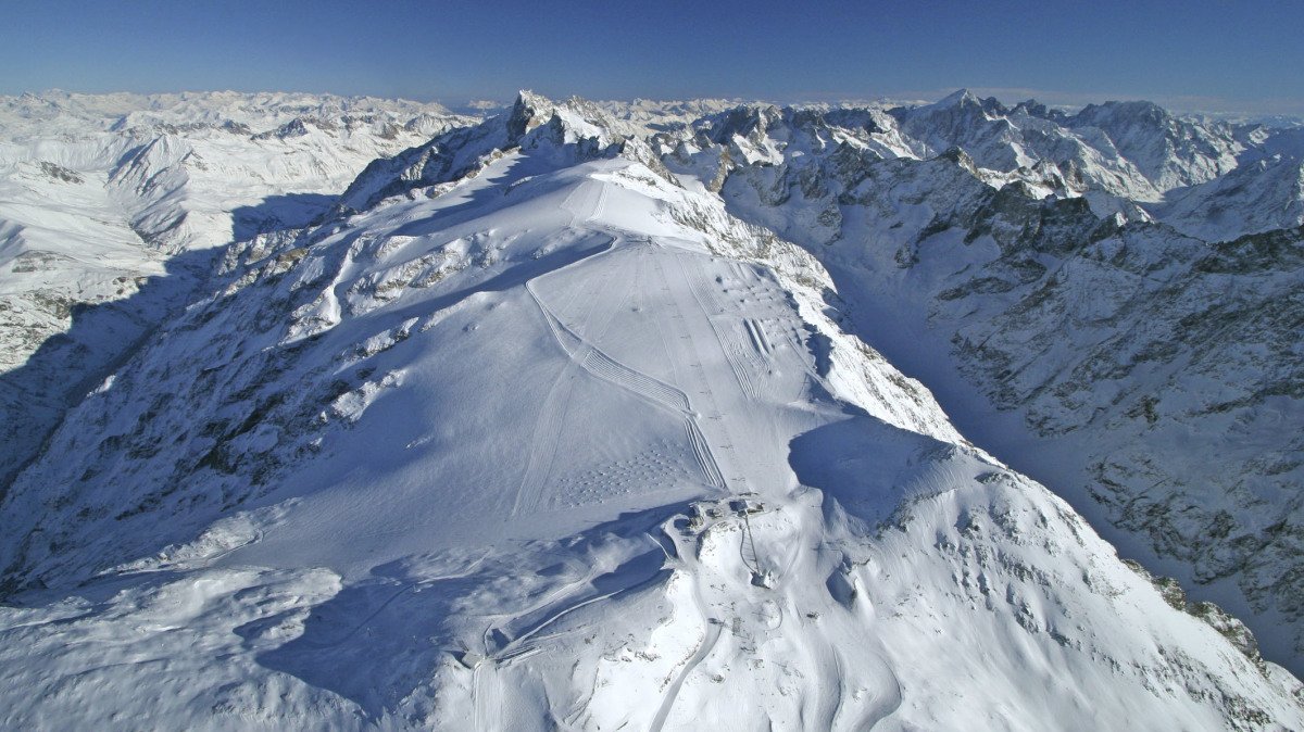 Summer Skiing on the Glacier, 2 Alpes | See2Alpes.com